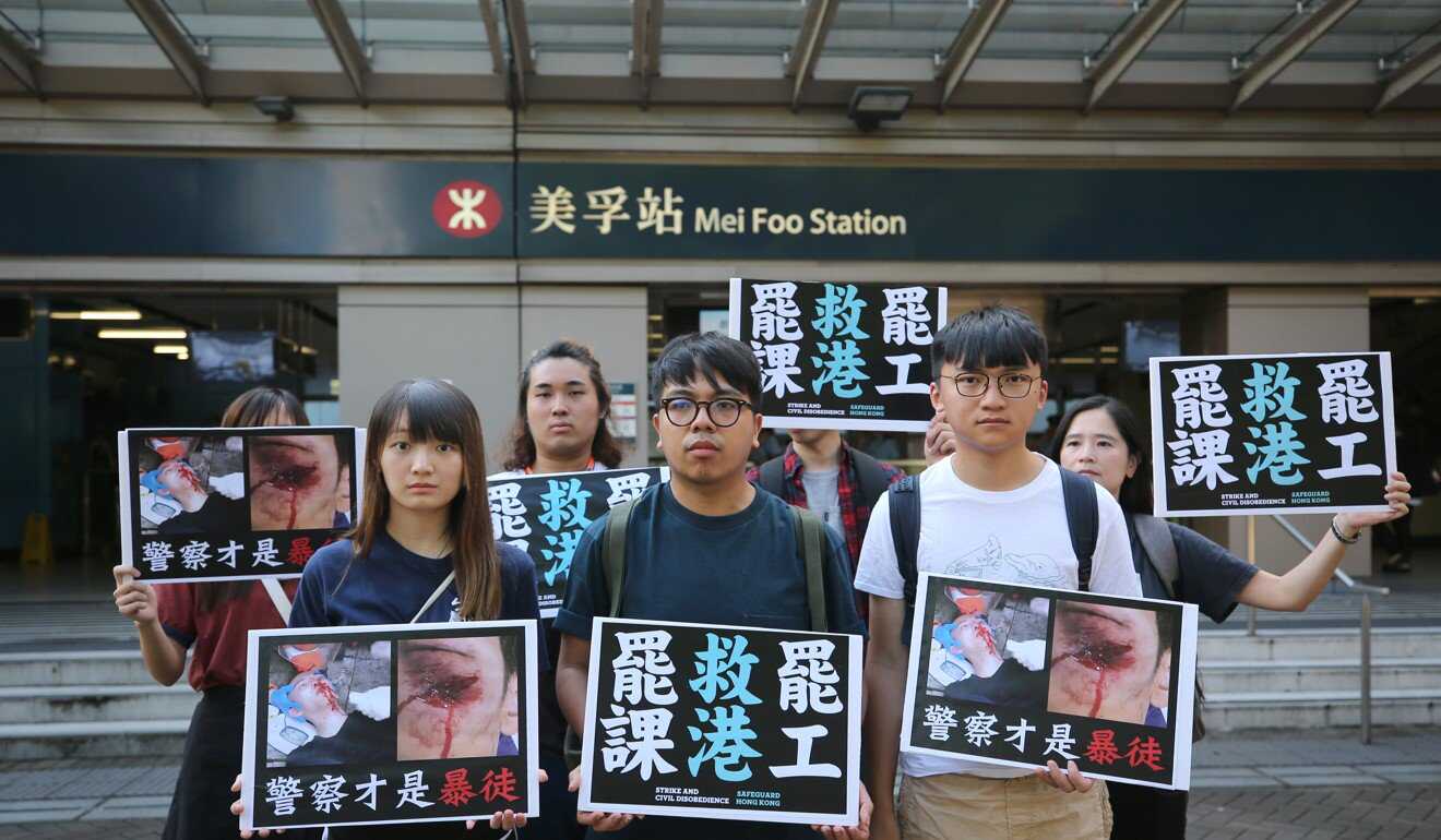 Hong Kong extradition law: Pro-democracy party Demosisto kneels at MTR ...