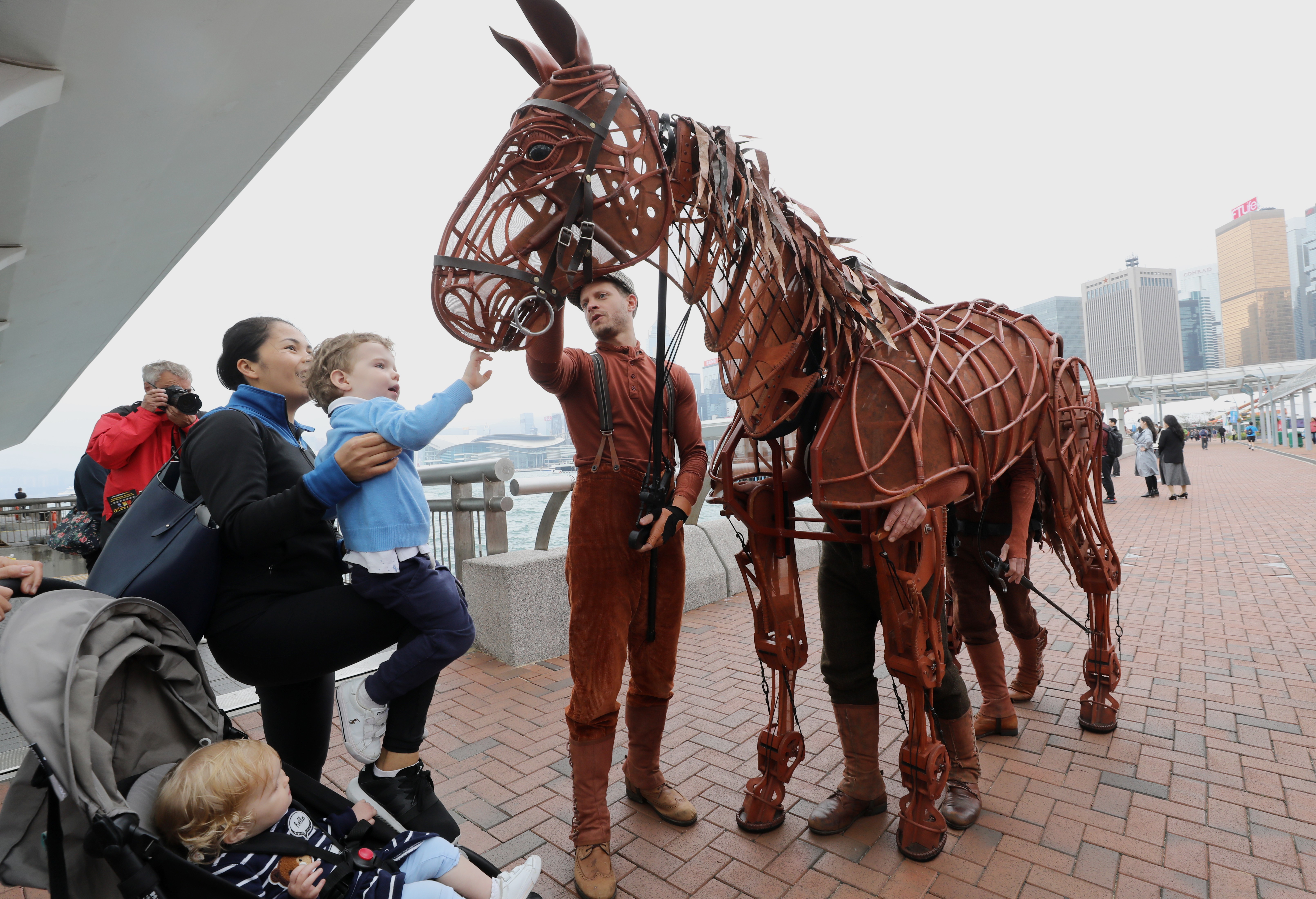 'War Horse' puppeteers share technical secrets from the West End show ...