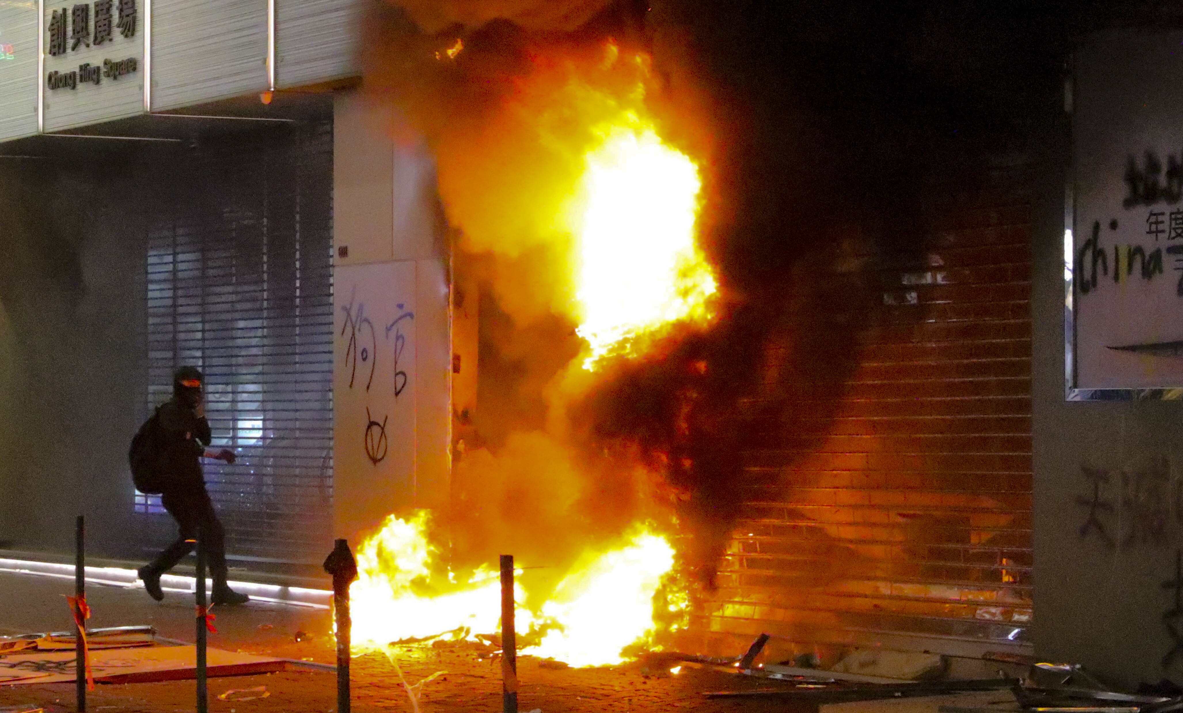 Hong Kong protests: Kowloon mosque sprayed with blue dye from police ...