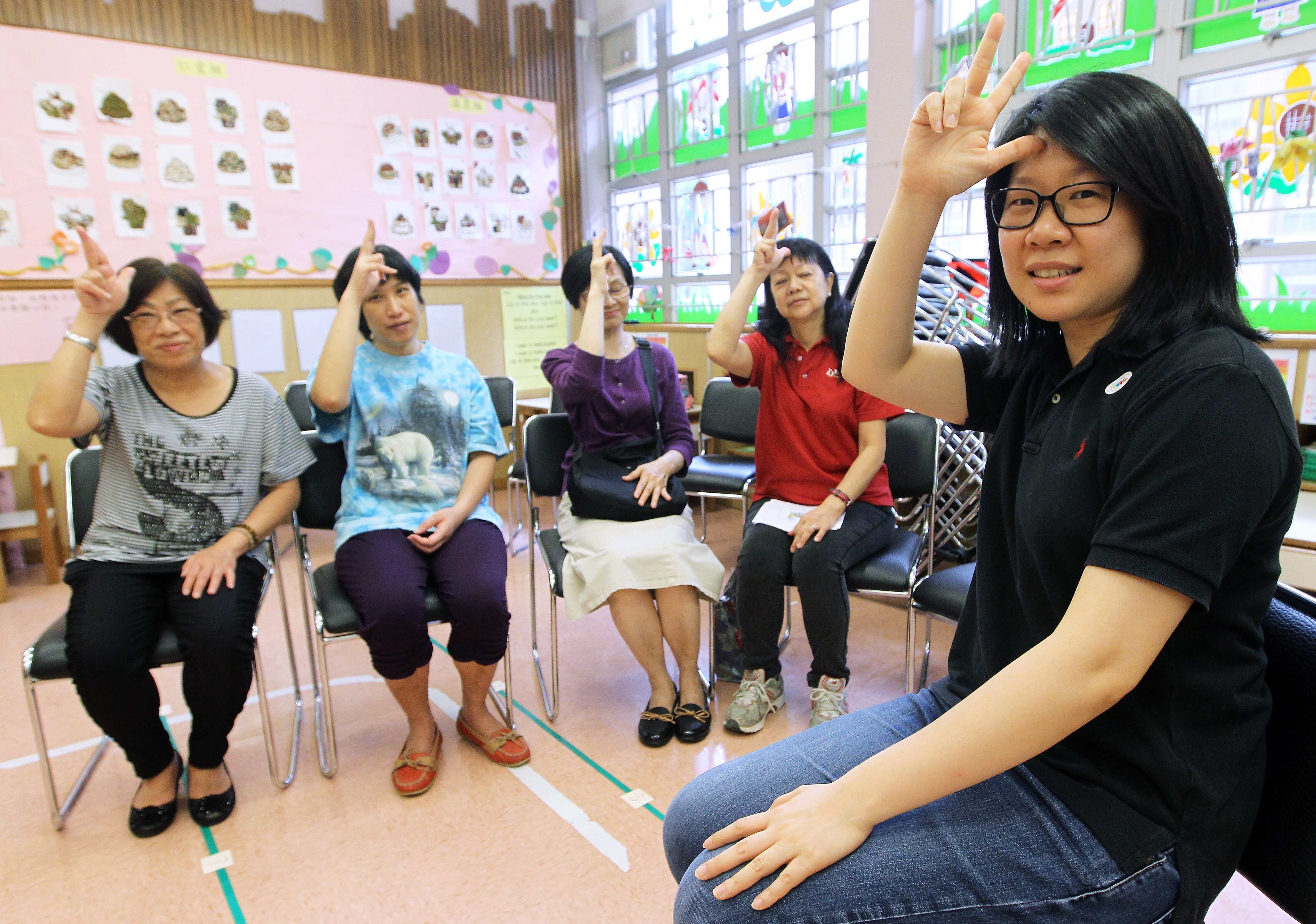 Deaf teacher uses sign language to teach students with special needs ...