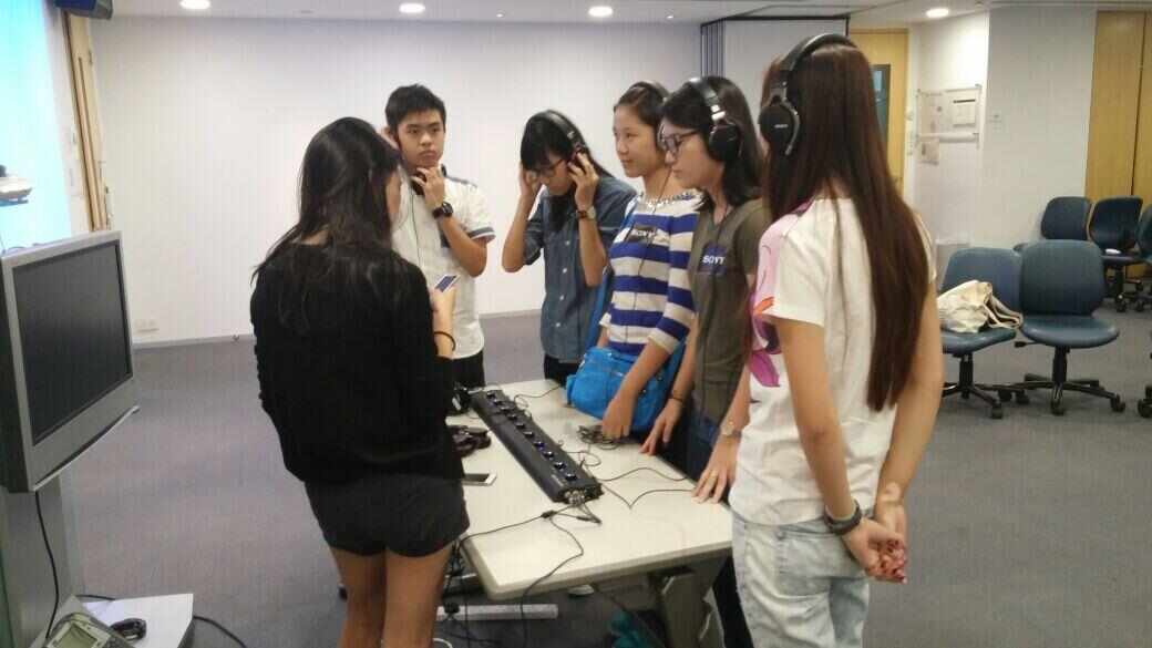 Phil Lam and Sony shows YP junior reporters the newest high-res audio ...